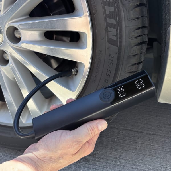 SideDeal: Portable Smart Air Pump with Auto Shutoff
