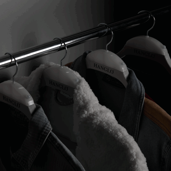 SideDeal: 4-Pack: Hanglo Hanger 2-in-1 Hanger and Closet Light